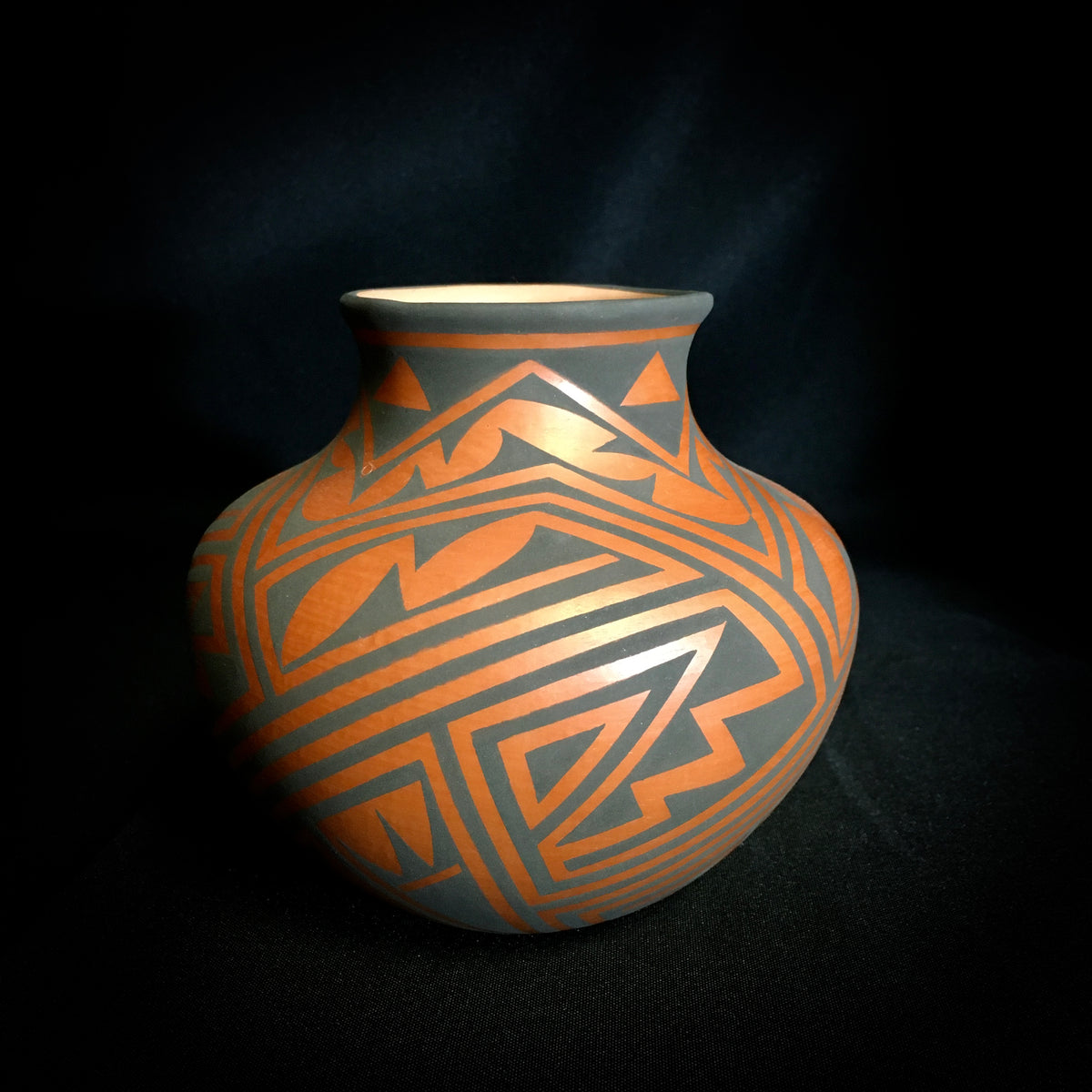 Traditional Zuni Pot, by Anderson and Avelia Peynetsa– Raven Makes Gallery